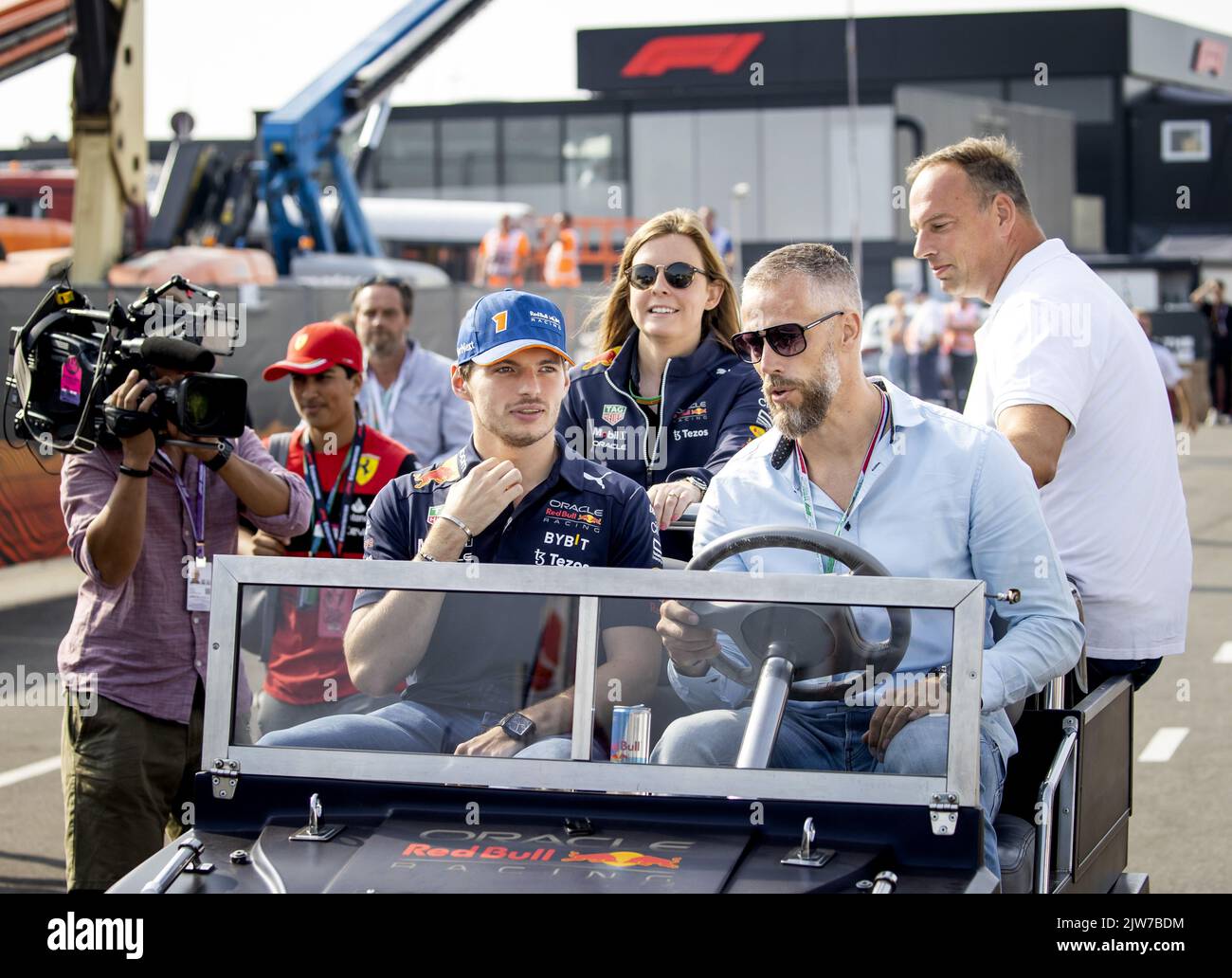 ZANDVOORT - Max Verstappen (Oracle Red Bull Racing) arrive dans le ...