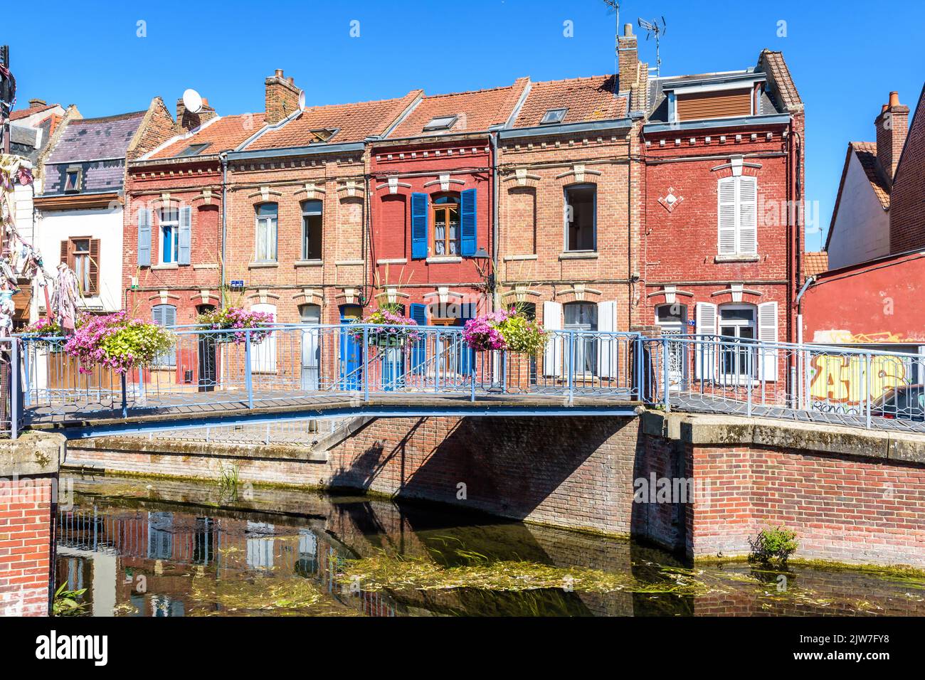 Façade fleurie de la maison Banque de photographies et d’images à haute ...