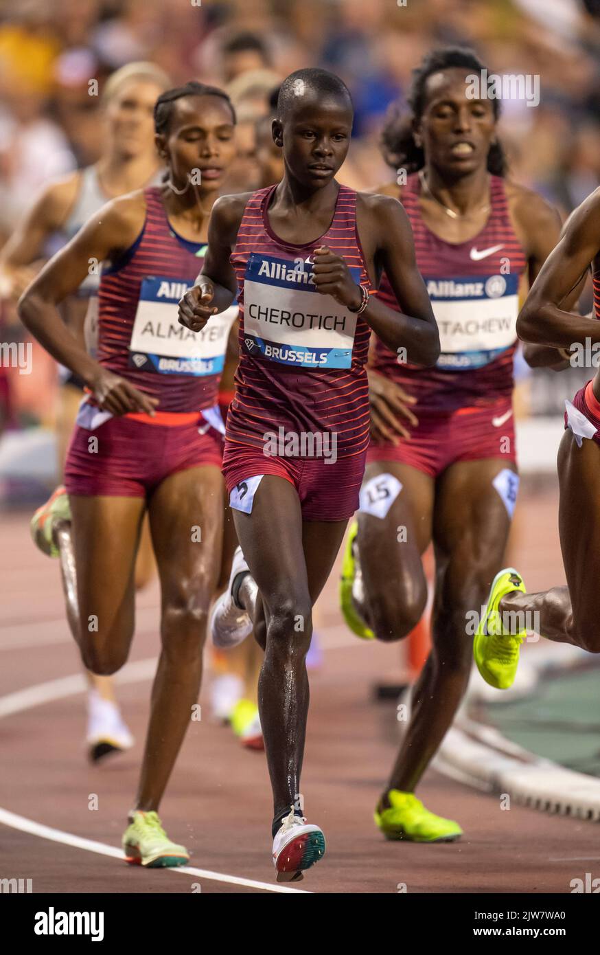 Faith Cherotich du Kenya en compétition dans la steeplechase féminine ...