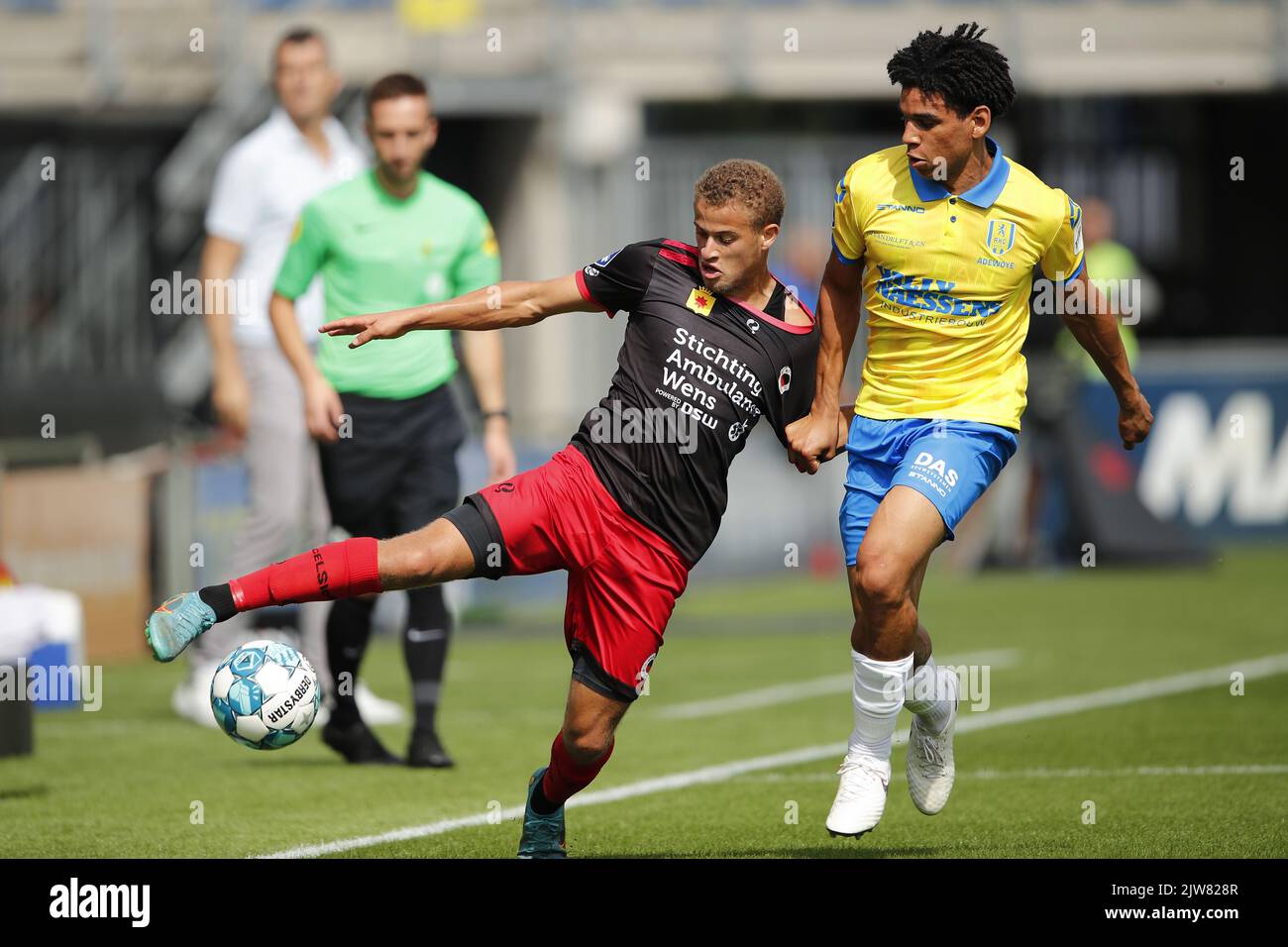 WAALWIJK - (lr) Kenzo Goudmijn ou svb Excelsior, Shawn Adewoye ou RKC Waalwijk pendant le match ...