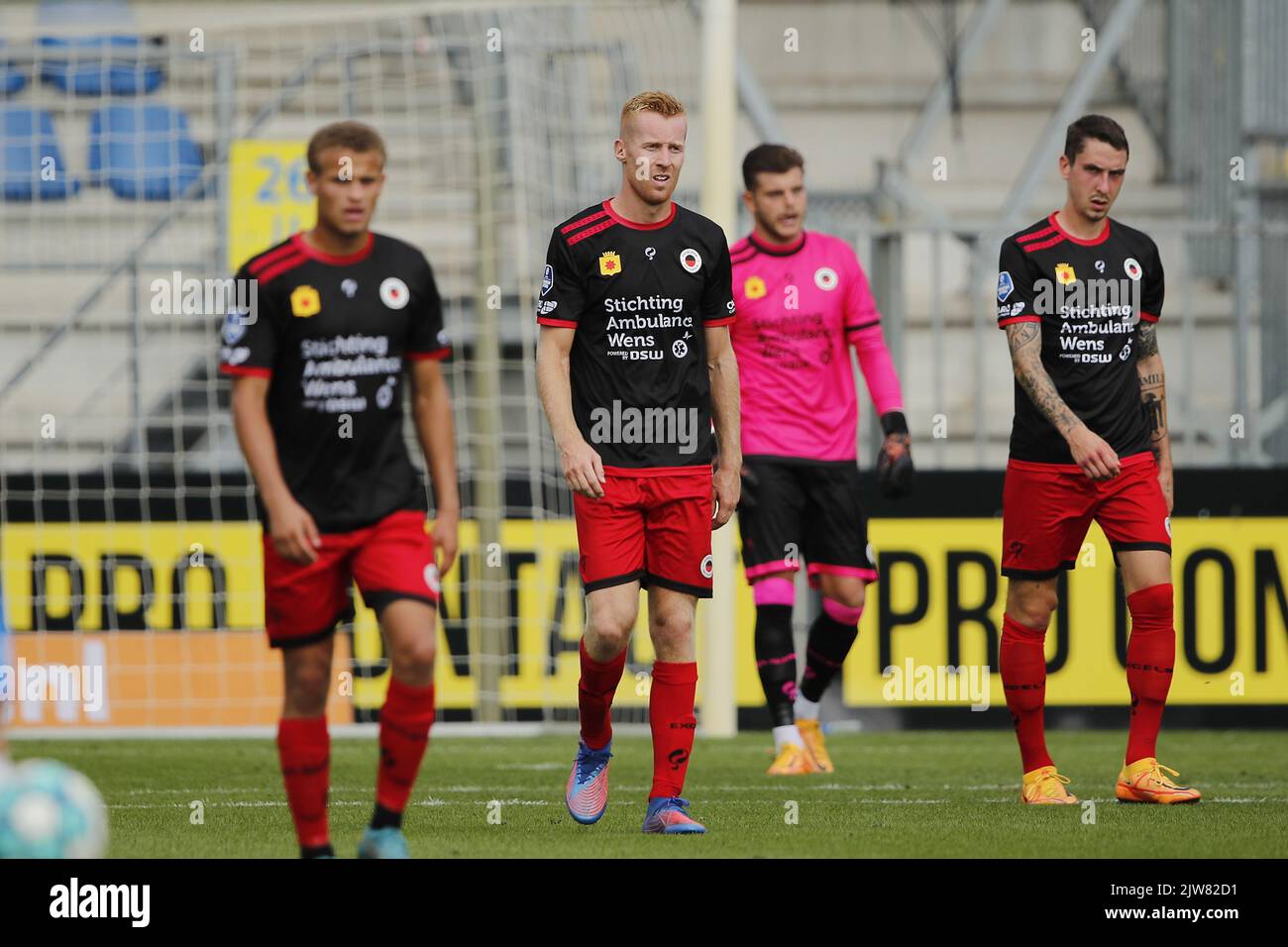 WAALWIJK - (lr) Kenzo Goudmijn ou svb Excelsior, Mike van Duinen ou sbv Excelsior, Adrian Fein ...