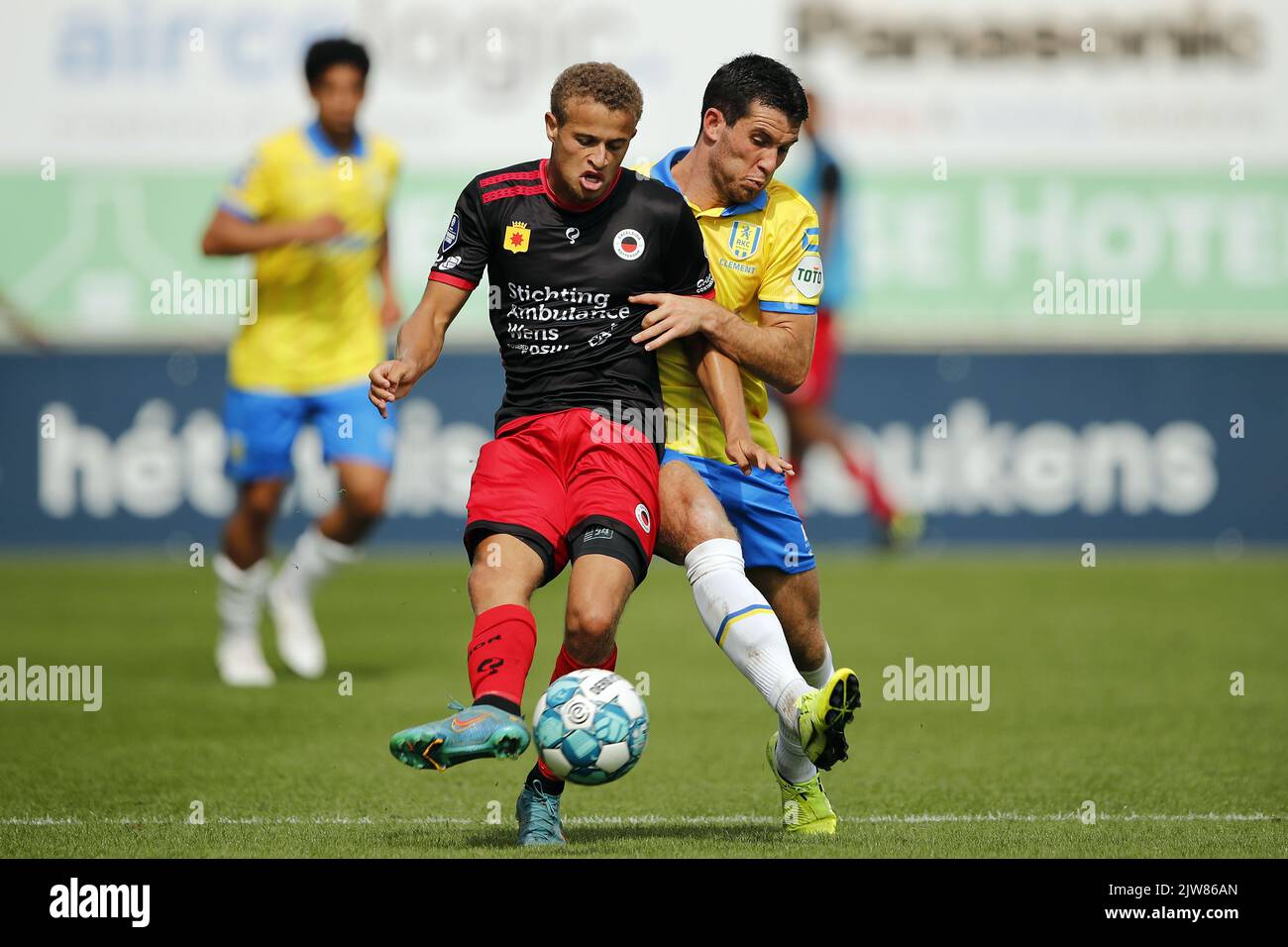 WAALWIJK - (lr) Kenzo Goudmijn ou svb Excelsior, Pelle Clément ou RKC Waalwijk pendant le match ...
