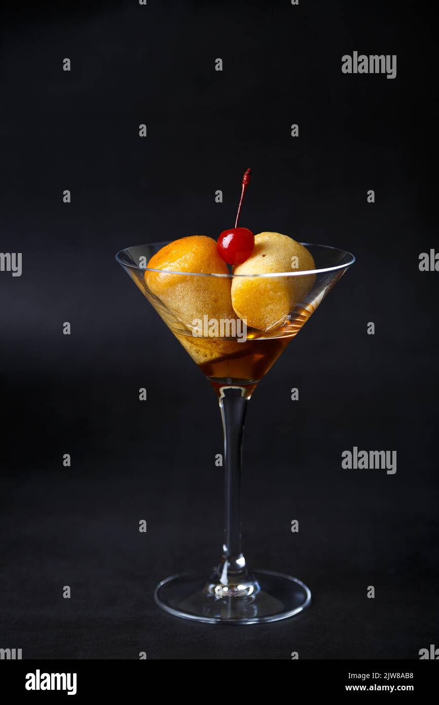 Rum baba napolitaine (ou baba au rhum) dans un verre martini avec un ...