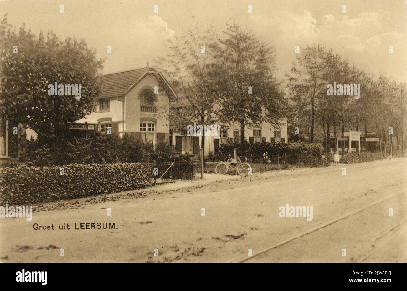 Vue sur les façades de quelques maisons du Rijksstraatweg dans la zone ...