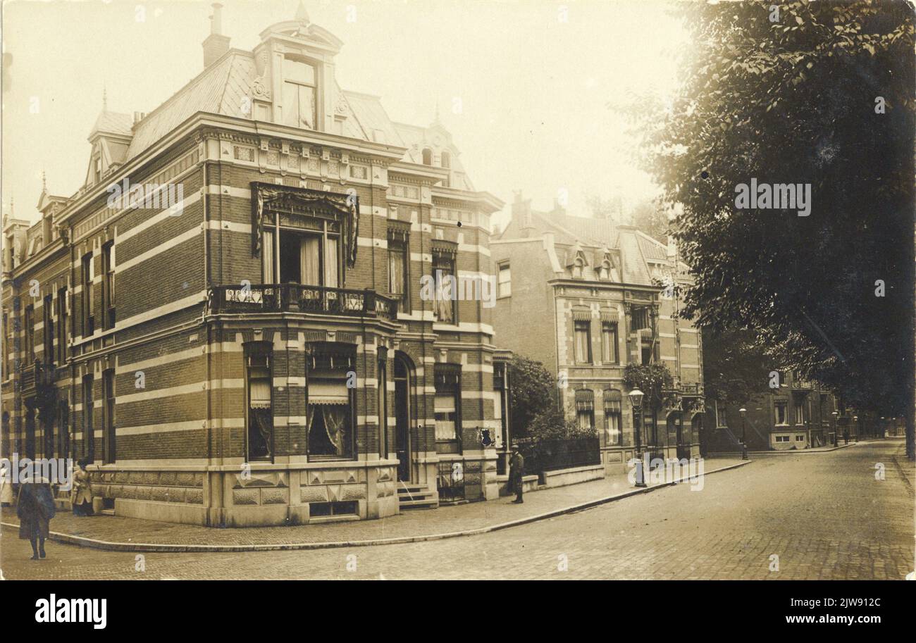 Vue sur Burgstraat à Utrecht avec les façades des maisons nrs. 74-Lager ...