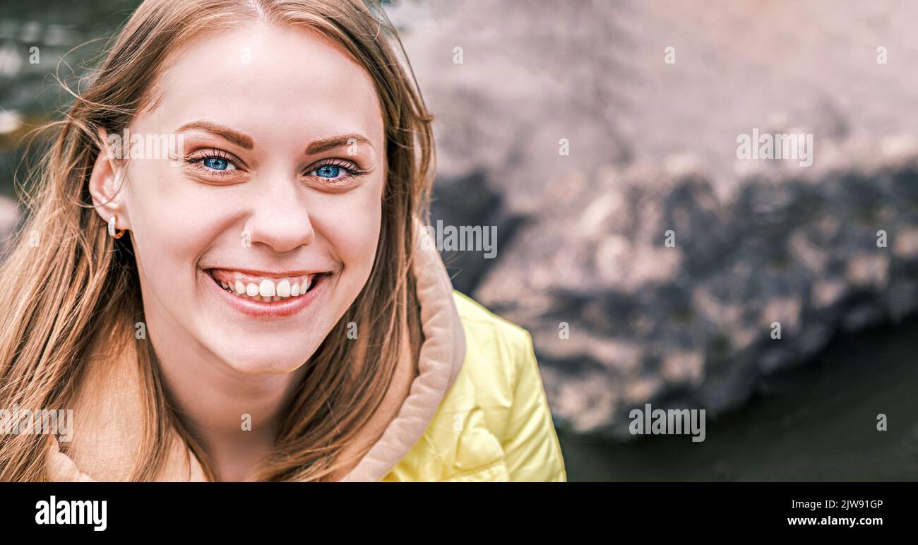 Yellow eyed woman Banque de photographies et d’images à haute résolution - Alamy