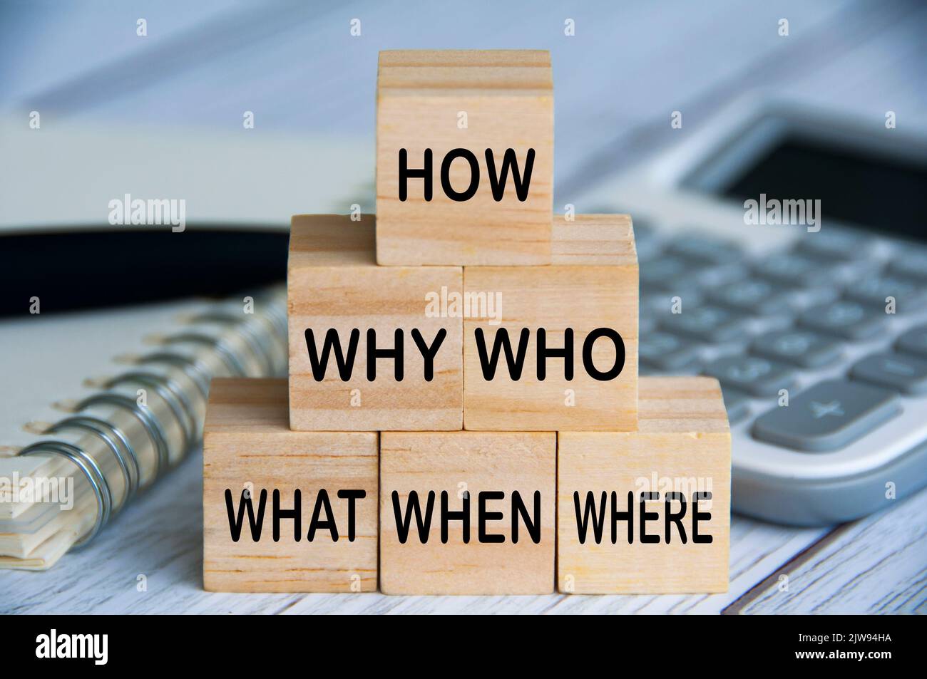 Comment, pourquoi, qui, quoi, quand et où du texte sur des blocs de ...