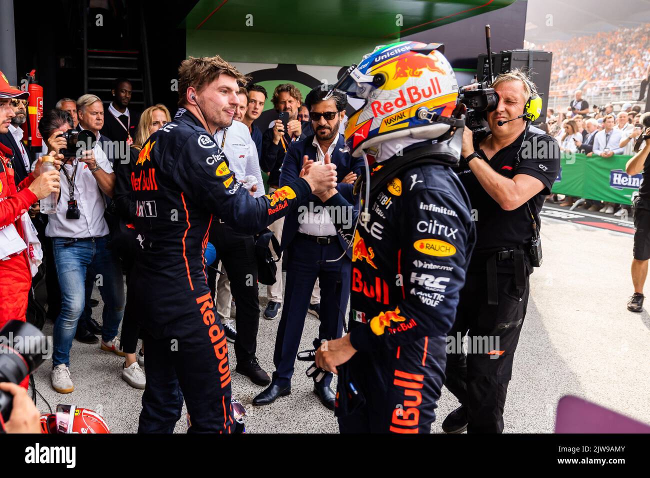 VERSTAPPEN Max (Ned), Red Bull Racing RB18, portrait PEREZ Sergio (mex ...