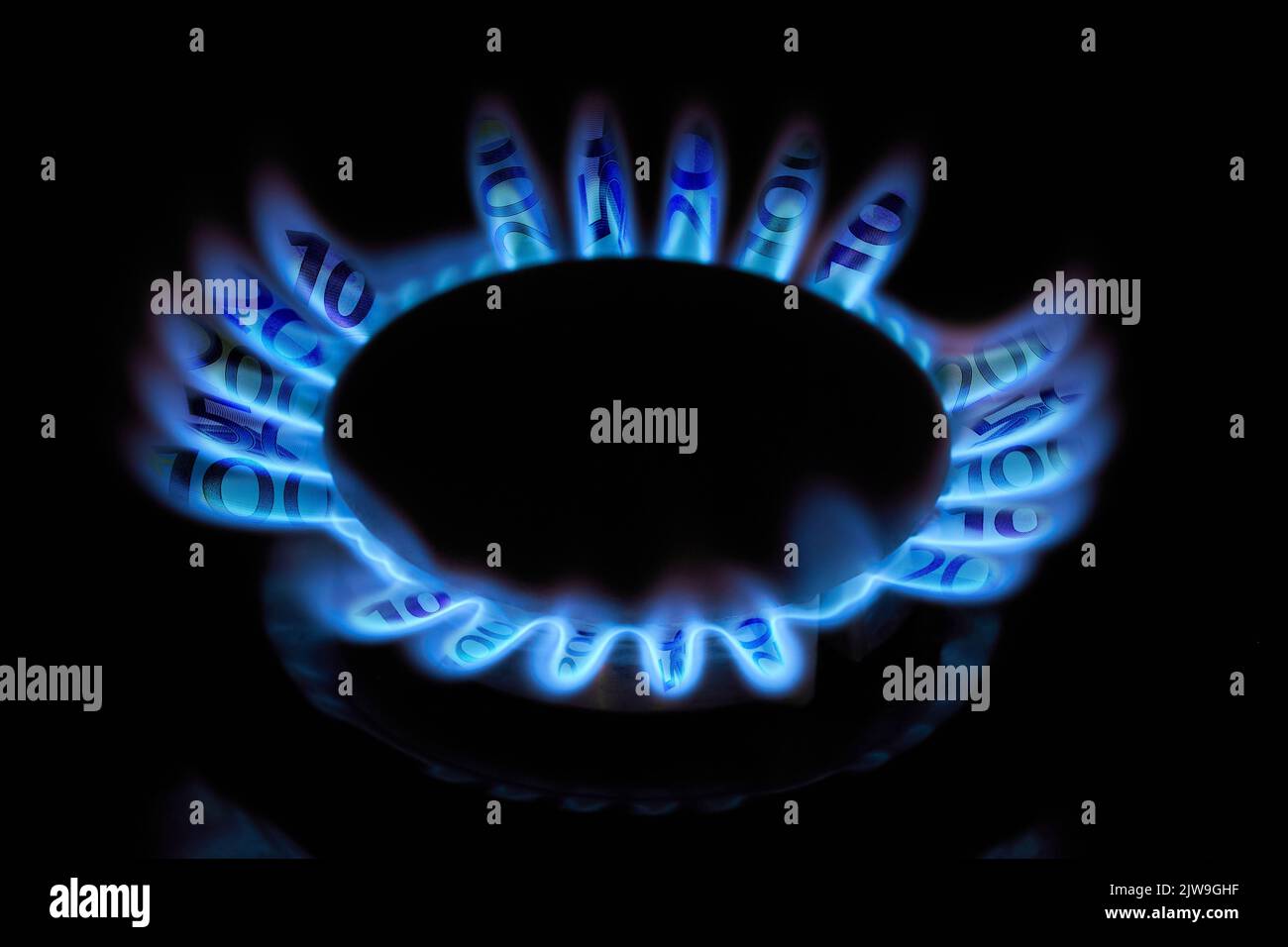 Brûleur à gaz brûlant sur un poêle à foyer avec des flammes sous forme ...