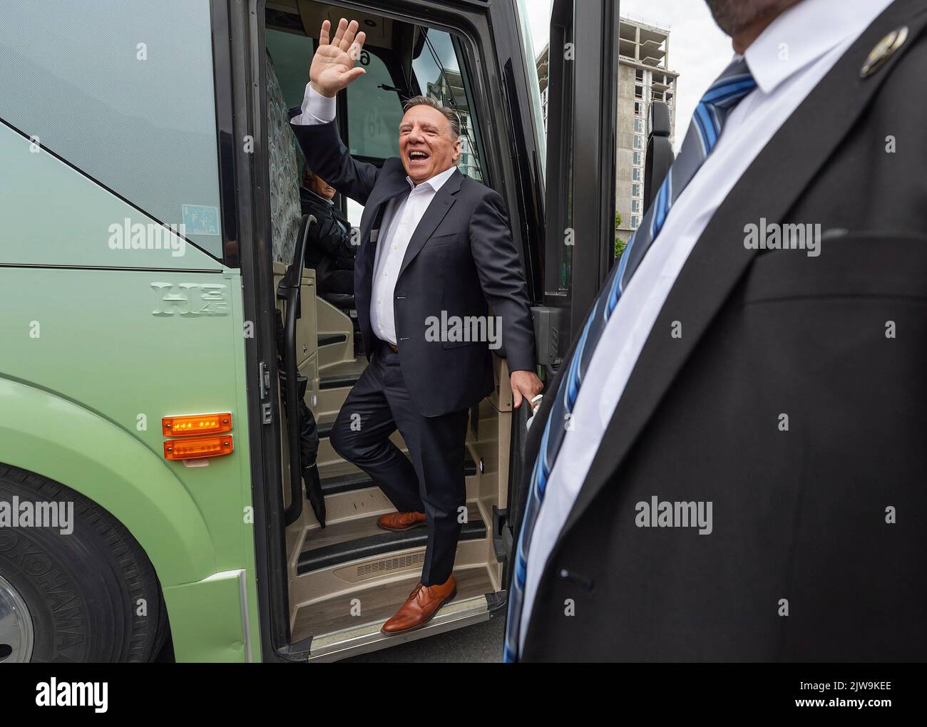 François Legault, chef de l'ACQ, se fait une vague devant ses partisans ...