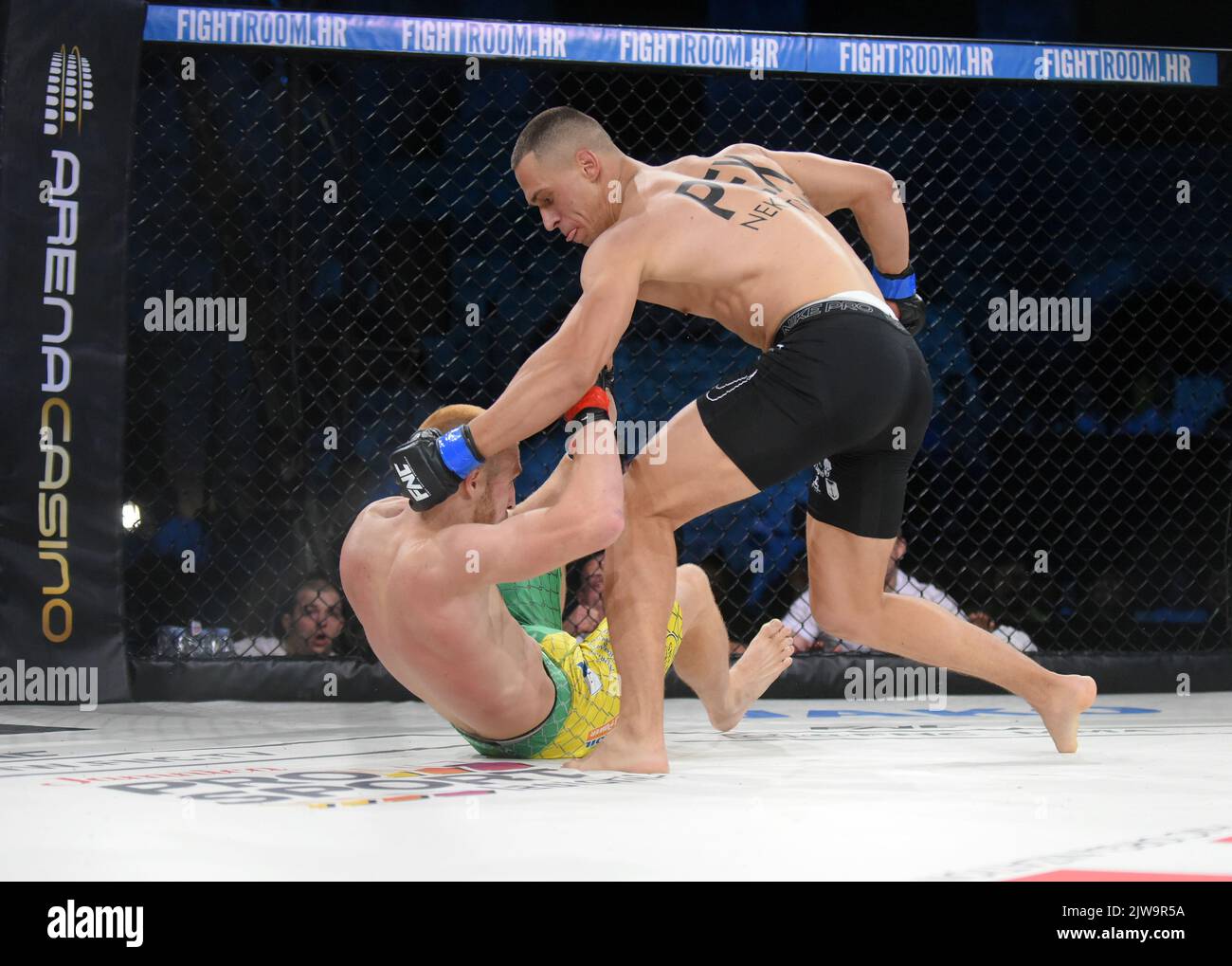 Djani Barbir lutte contre Andi Vrtacic pendant la nuit du championnat ...