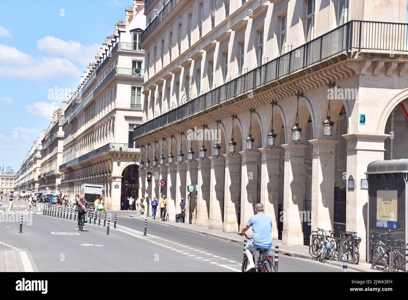 Vue vers l'ouest le long de la rue de Rivoli depuis la place du Palais ...