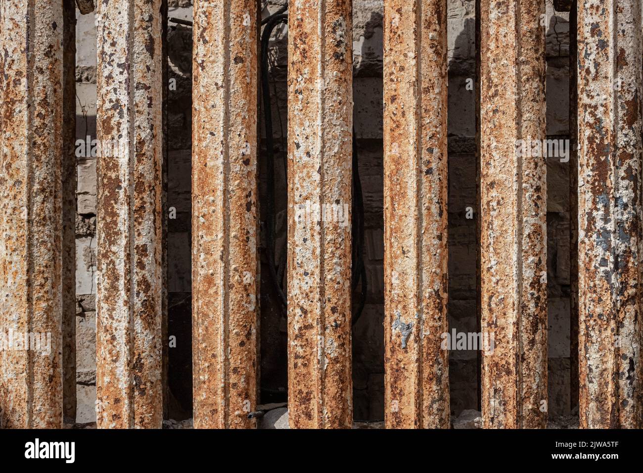 Une pile en fonte rouillée dans une maison brûlée. Batterie en fonte ...