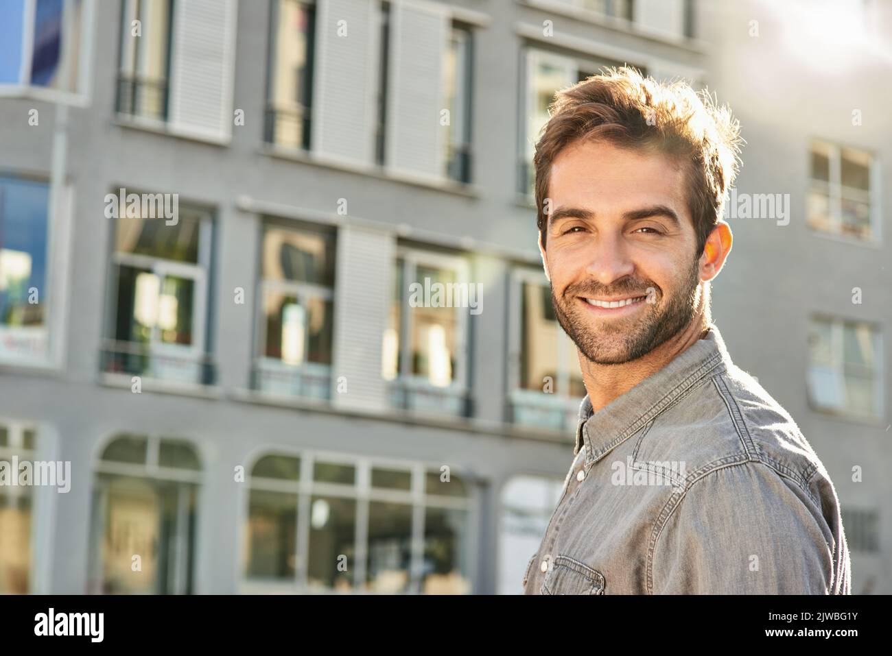 Je suis un garçon de la ville au coeur. Un beau jeune homme qui marche ...