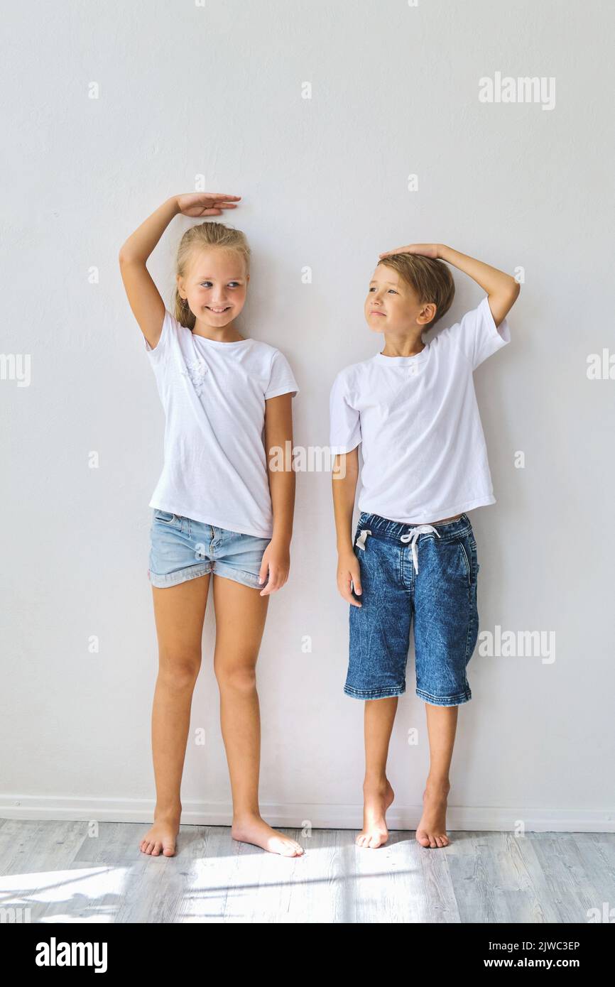 Mesure de la hauteur des enfants Banque de photographies et d’images à haute résolution - Alamy