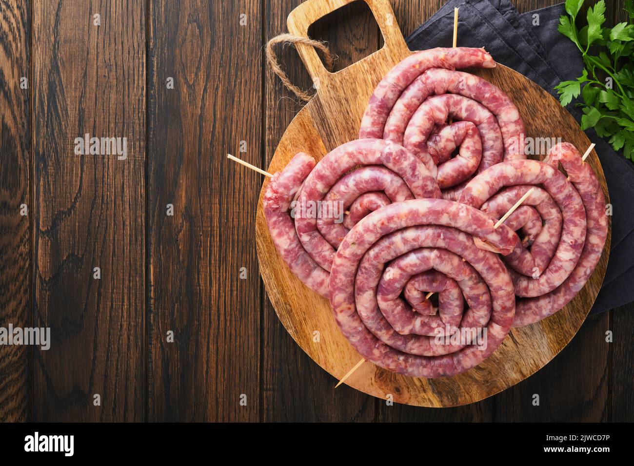 Saucisses de porc spiralées crues. Saucisses de porc fraîches une spirale torsadée savoureuse ...
