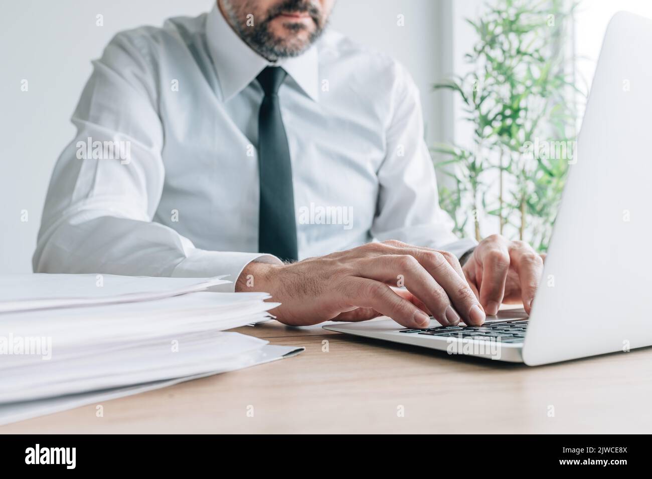 Pile paperwork desk Banque de photographies et d’images à haute ...