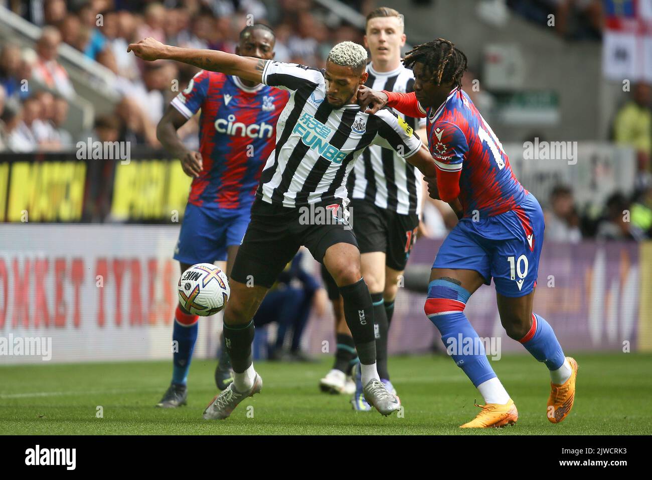 Joelinton de Newcastle United et Eberechi Eze de Crystal Palace ...