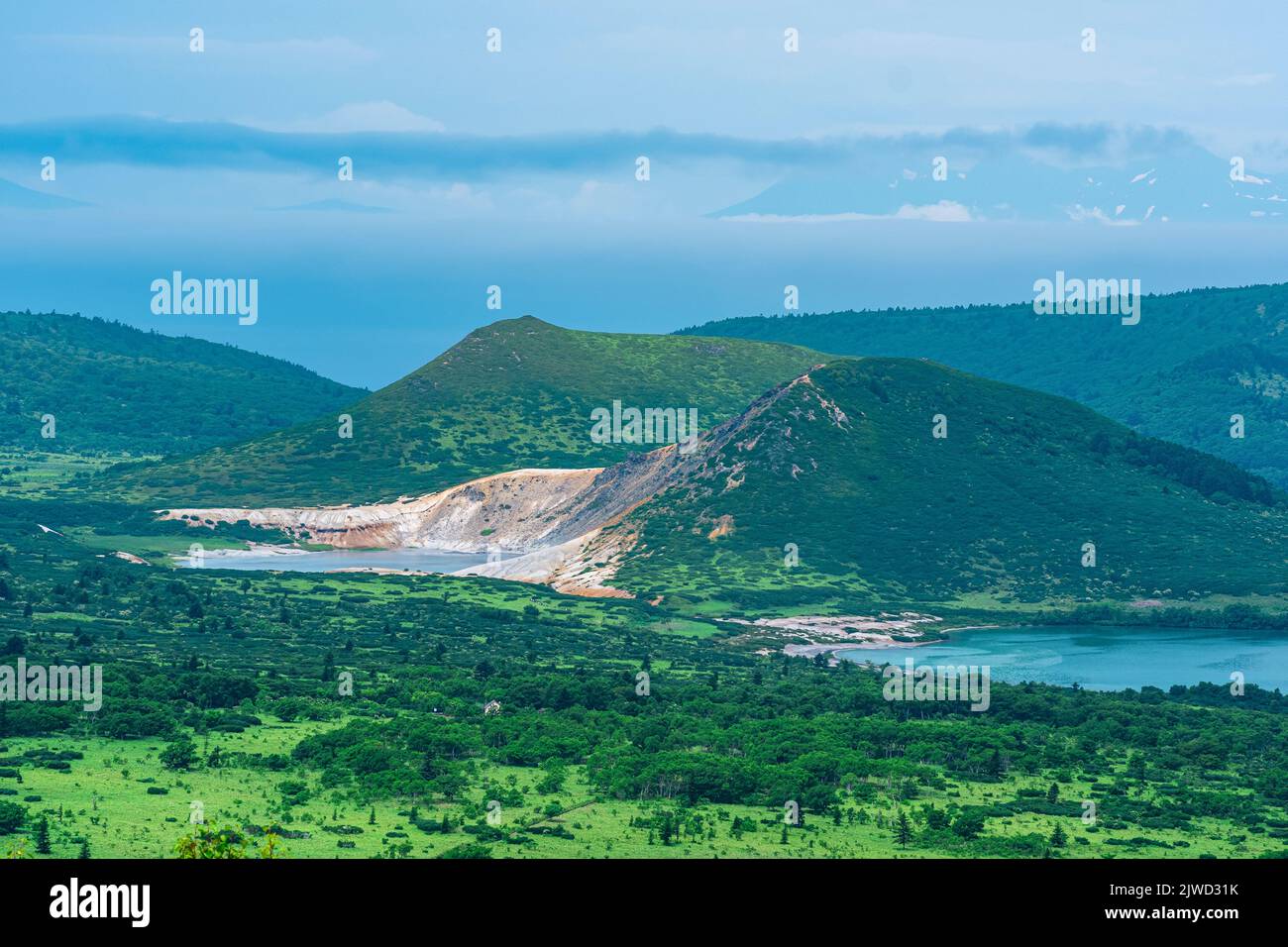 Paysage de l'île de Kunashir, lacs géothermiques parmi les dômes de ...
