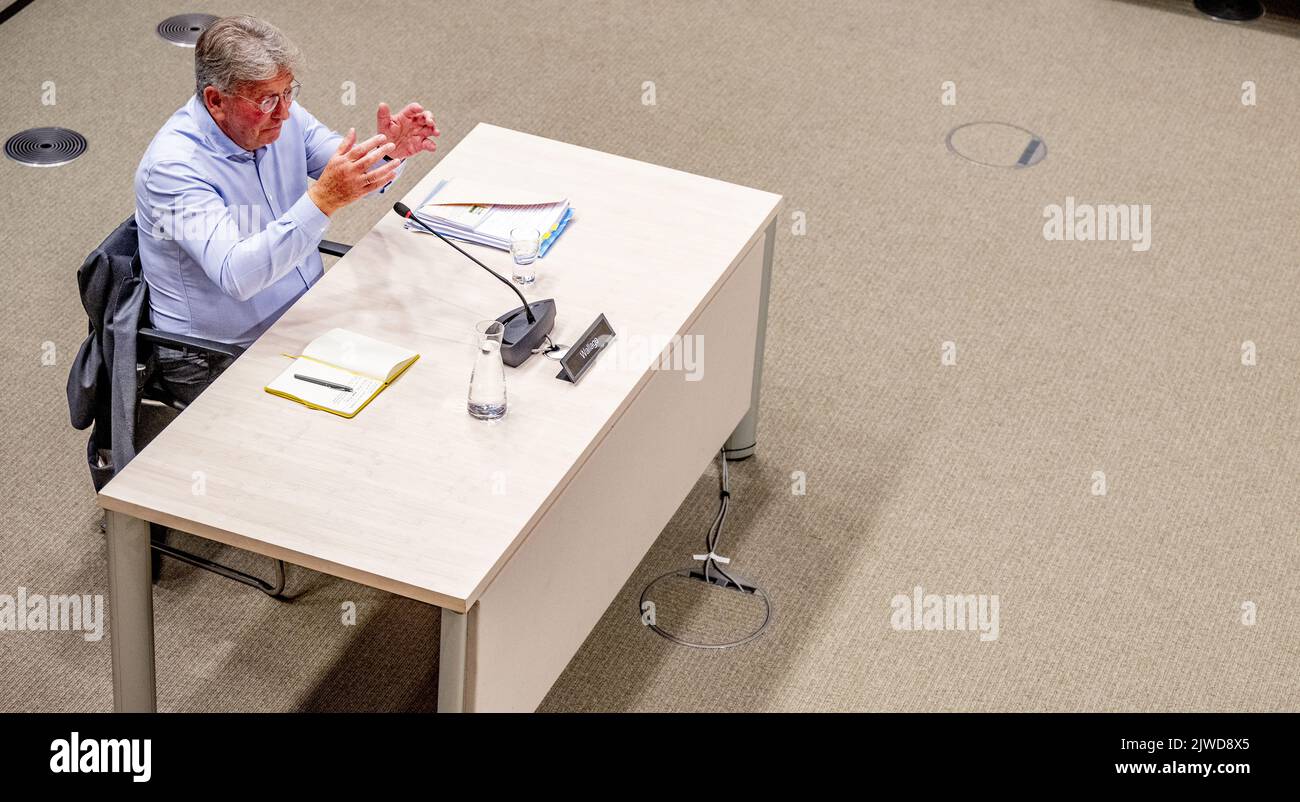 2022-09-05 13:07:41 LA HAYE - Jacques Wallage dans la salle d'enquête ...