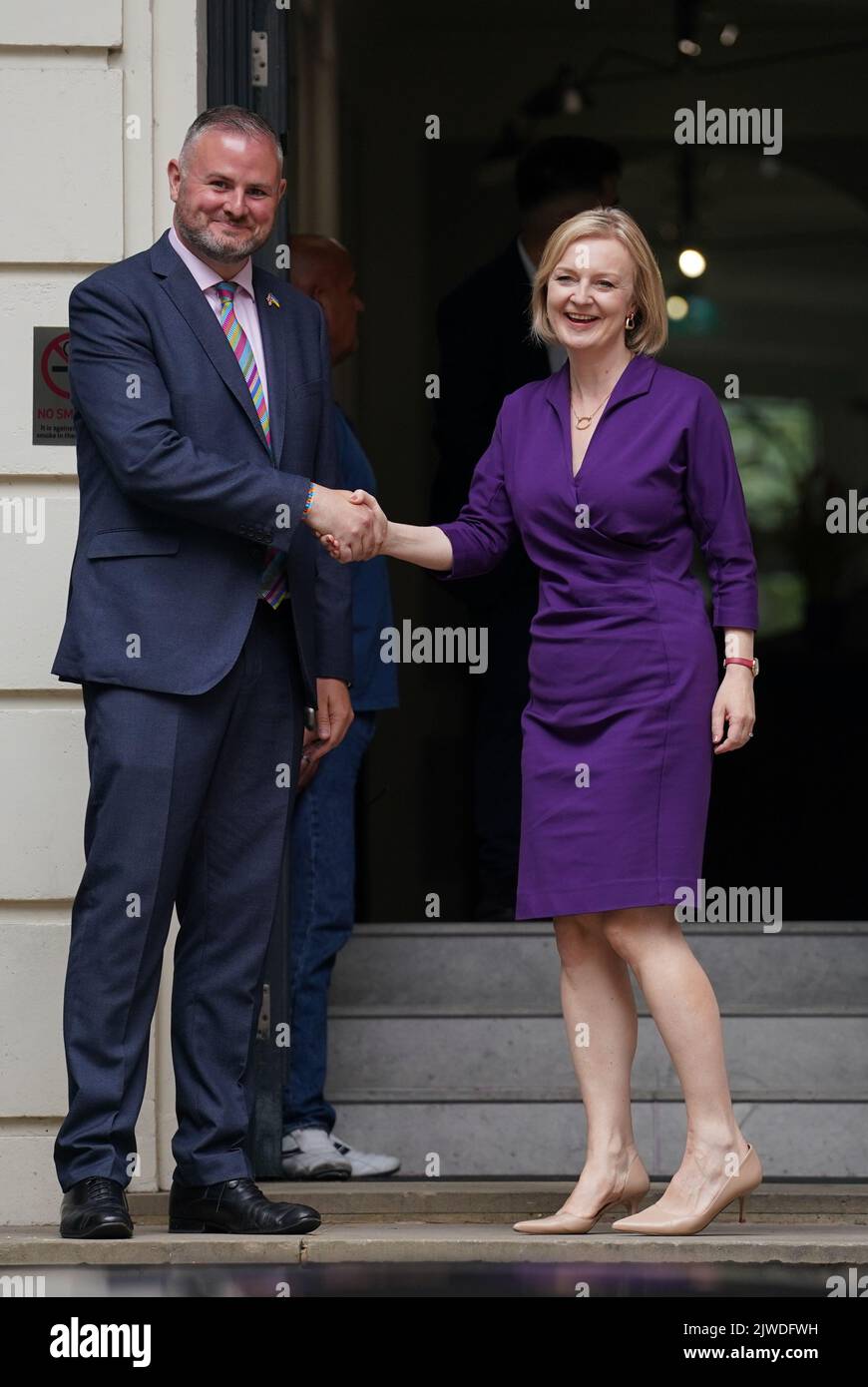 Liz Truss serre la main avec le président du Parti conservateur Andy ...