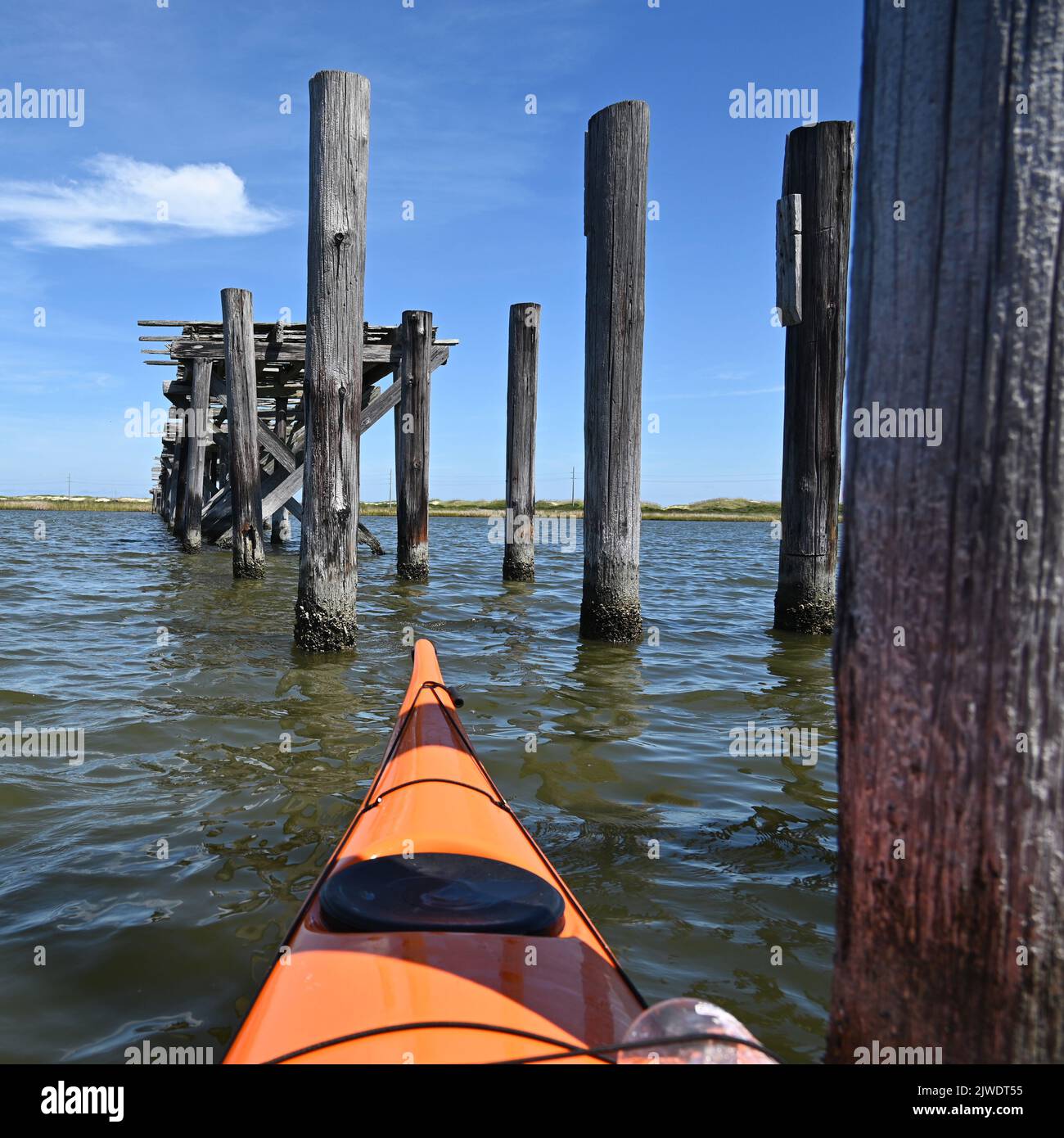 En kayak au-delà des restes de pylônes d'un pont en bois des années ...