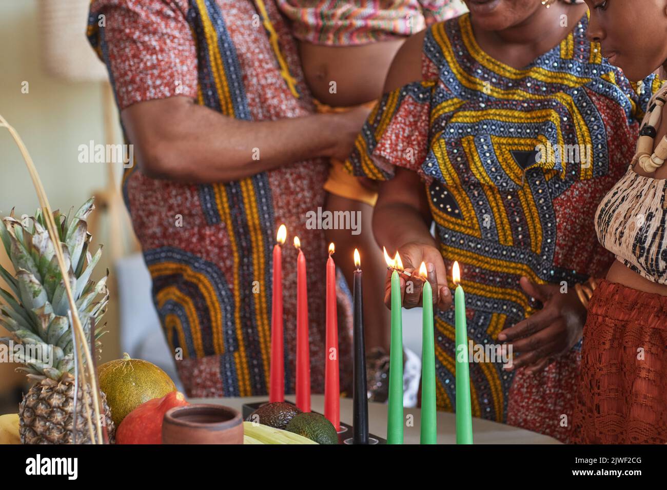 Gros Plan De La Famille Africaine En Costumes Nationaux éclairant Les
