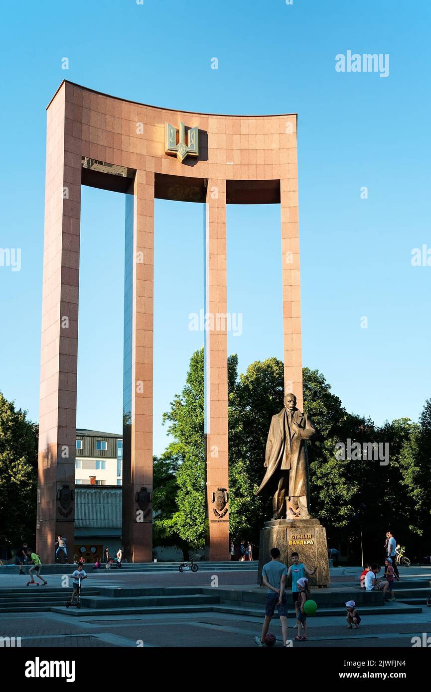 Statue de stepan bandera Banque de photographies et d’images à haute ...