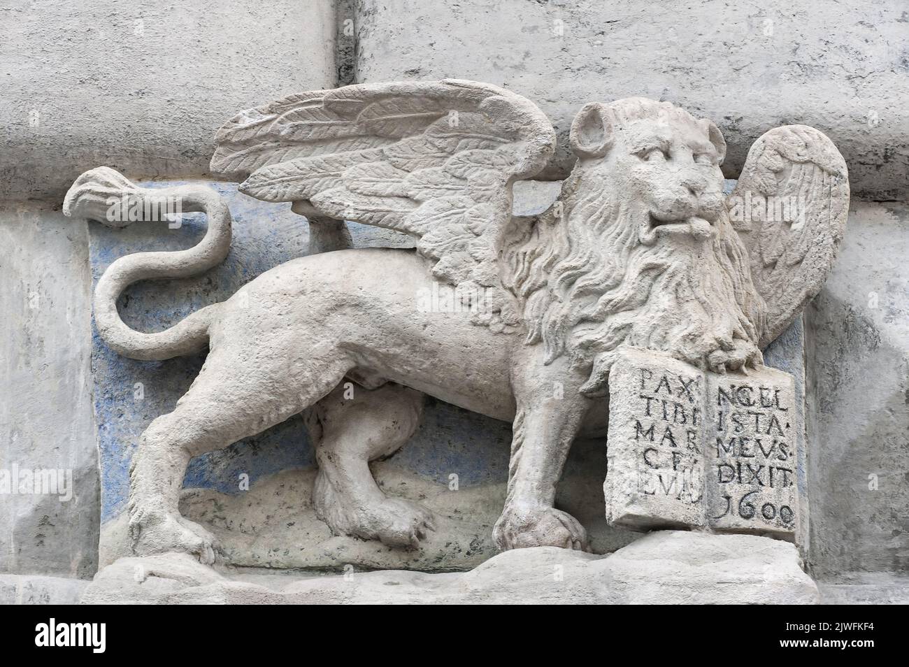Le Lion de Saint-Marc a ailé la tenue de l'évangile avec l'inscription ...