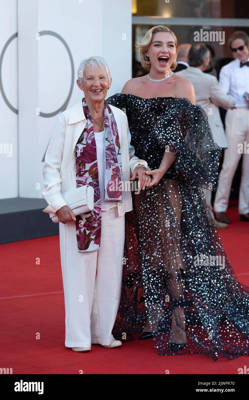 Florence Pugh et sa grand-mère assistant à la première de Don't Worry Darling lors du Festival ...