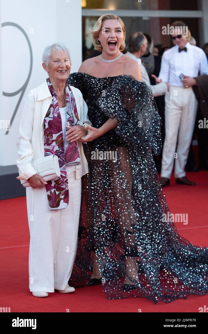 Florence Pugh et sa grand-mère assistant à la première de Don't Worry Darling lors du Festival ...