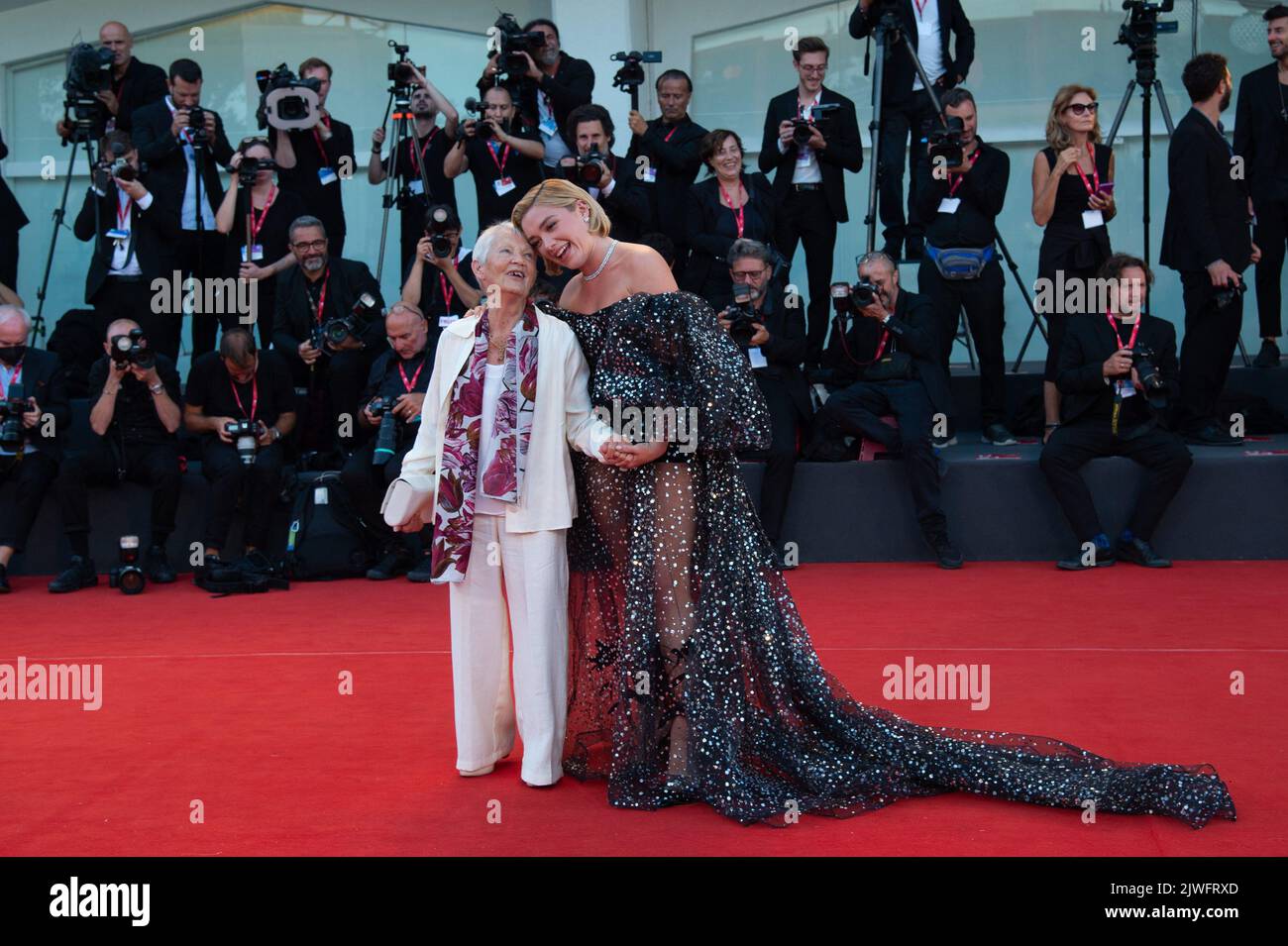Florence Pugh et sa grand-mère assistant à la première de Don't Worry Darling lors du Festival ...