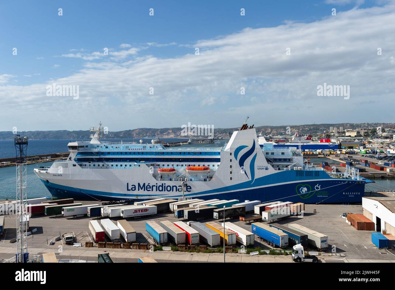 Le navire Kalliste (la Meridonale) au quai avec connexion électrique à ...