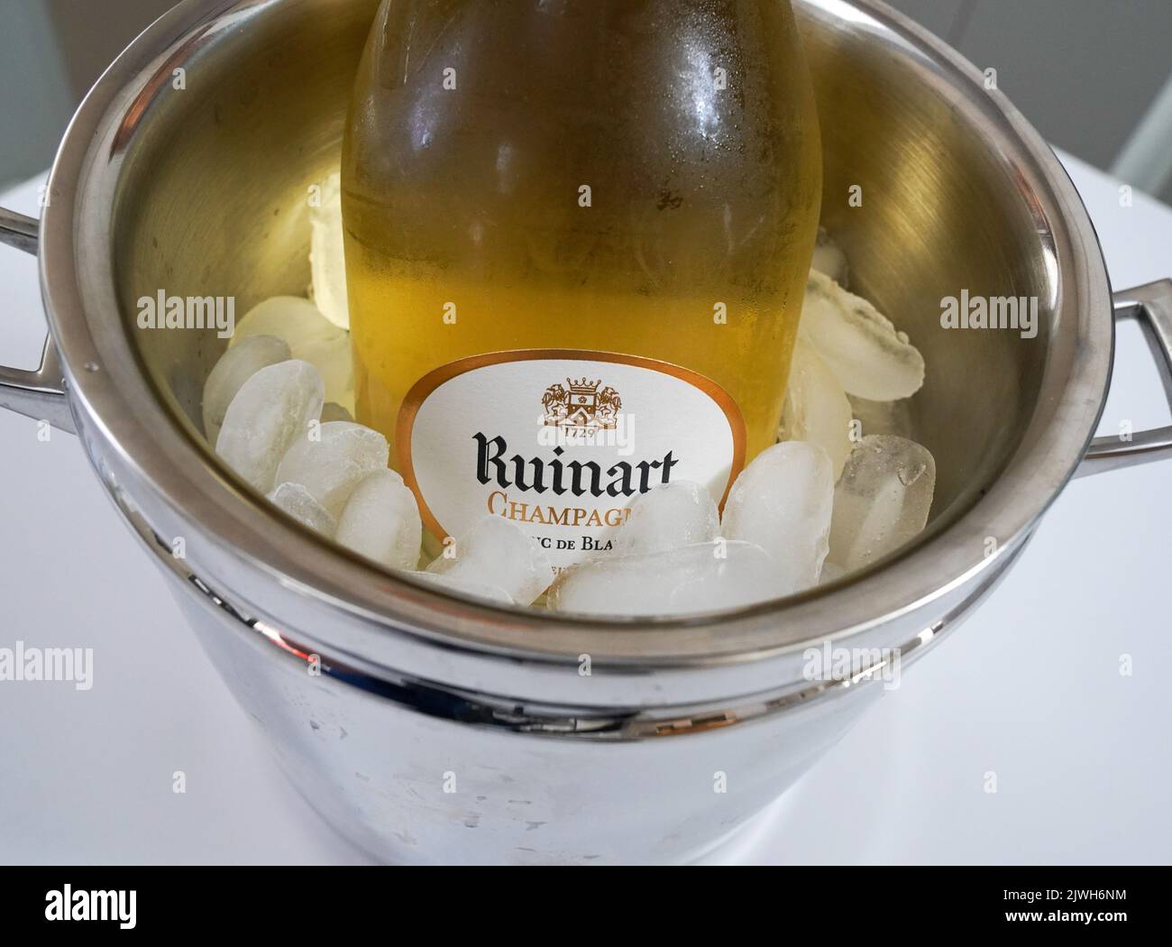 Champagne Ruinart blanc de blancs. Ruinart est la plus ancienne maison ...