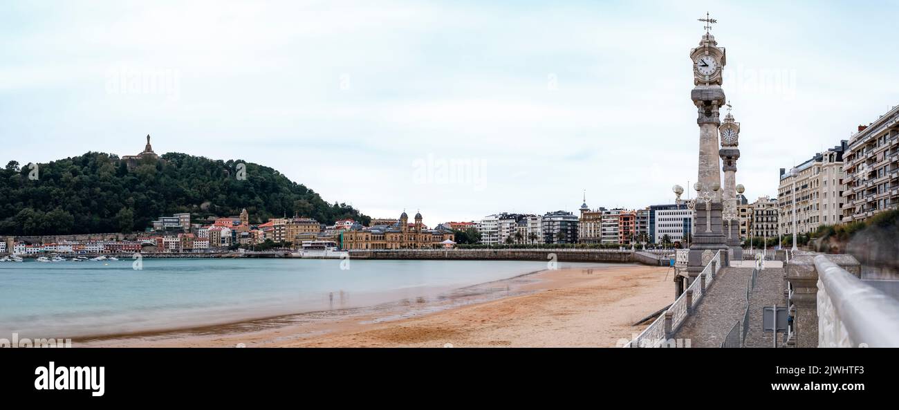 Vue panoramique sur la baie de la Concha et le mont Urgull, San ...