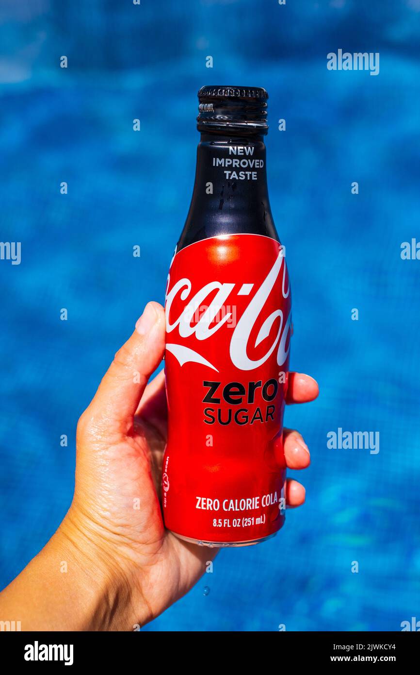 Bouteille de coca cola en aluminium Banque de photographies et d’images ...