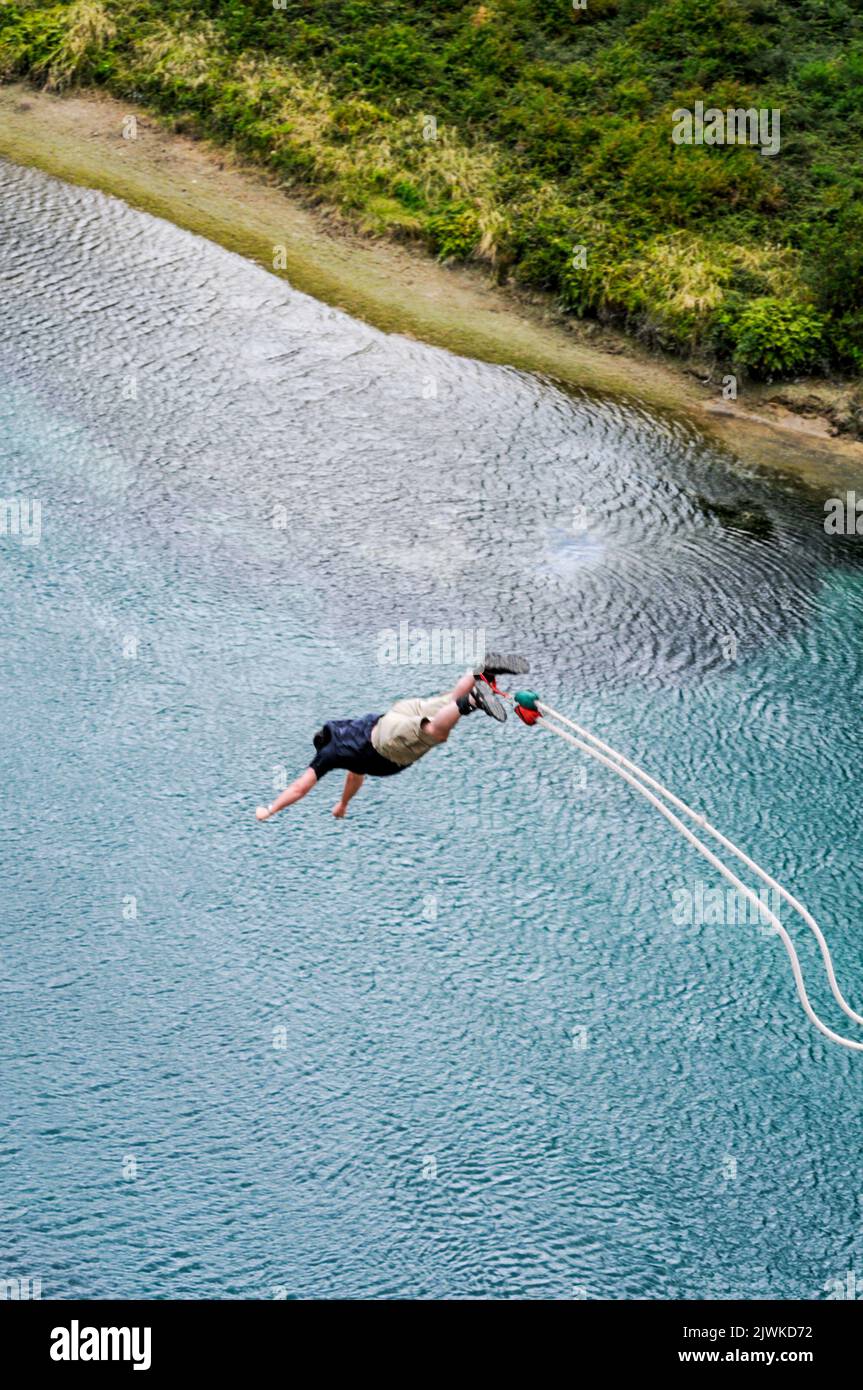 Un saut en sauge relié à un cordon élastique plonge à 47 mètres plus ...