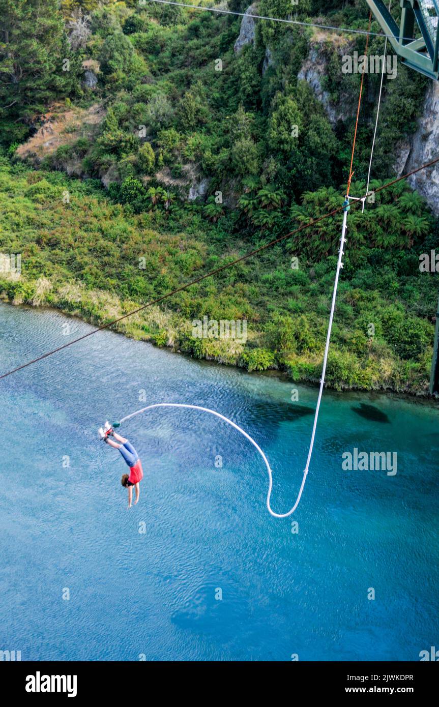 Un saut en sauge relié à un cordon élastique plonge à 47 mètres plus ...