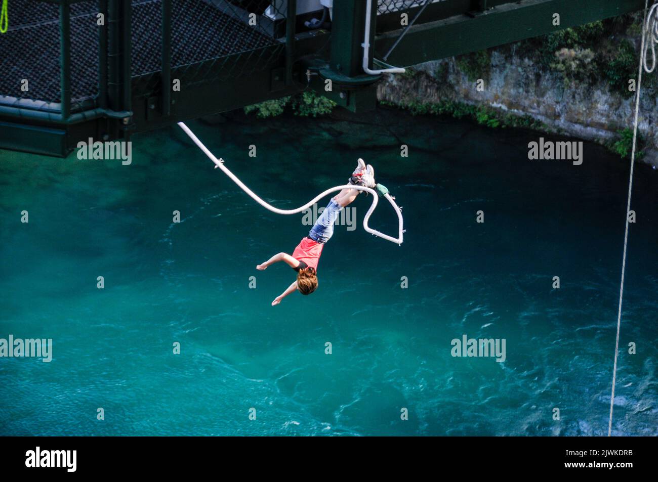 Un saut en sauge relié à un cordon élastique plonge à 47 mètres plus ...