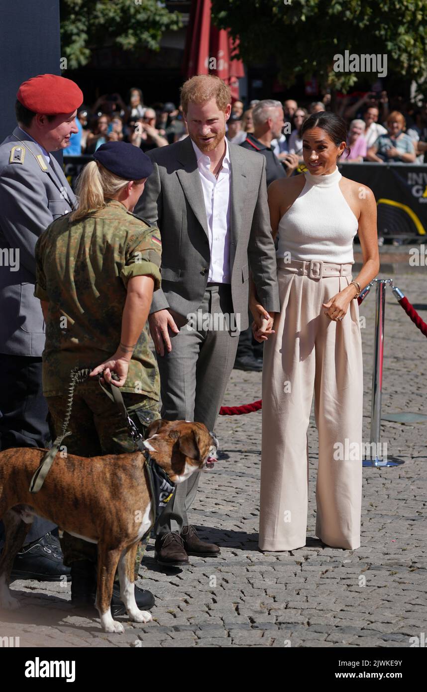 Le duc et la duchesse de Sussex arrivent à l'hôtel de ville de ...