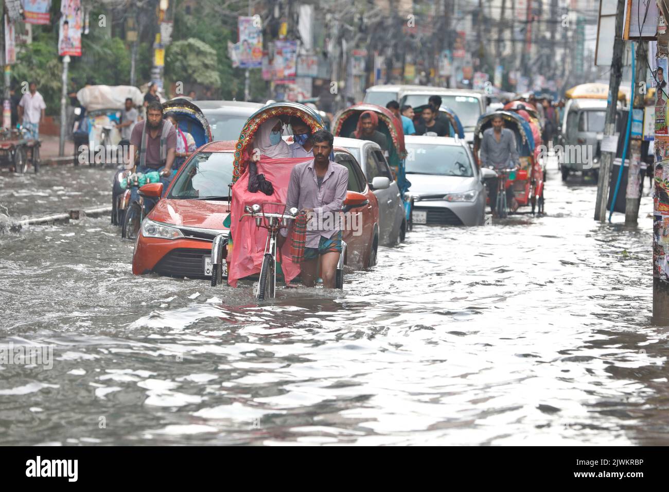 Dhaka, Bangladesh - 06 septembre 2022 : les véhicules tentent de traverser la rue pendant les ...