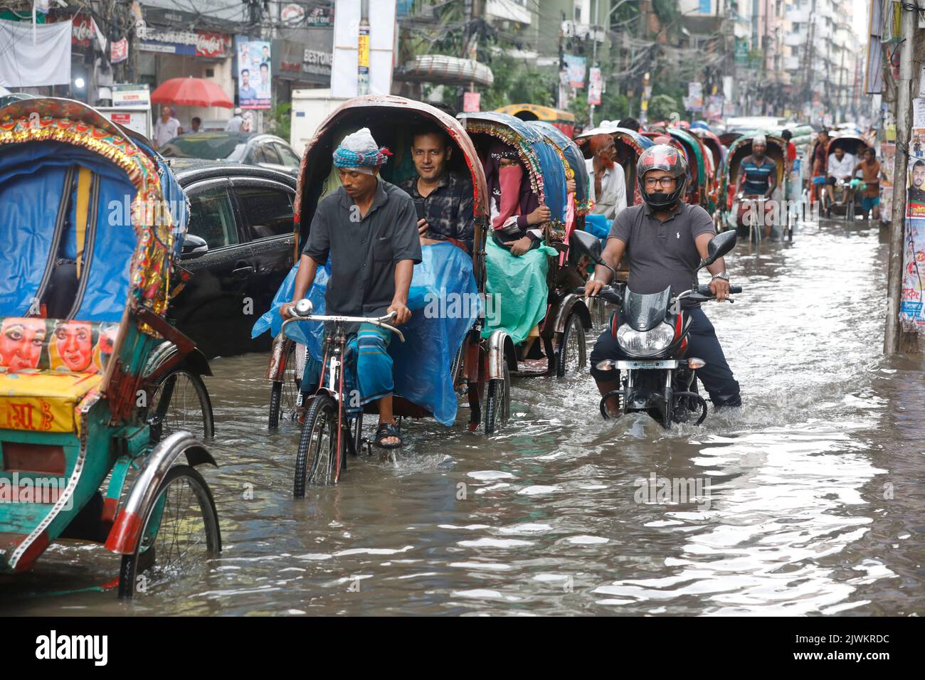 Dhaka, Bangladesh - 06 septembre 2022 : les véhicules tentent de traverser la rue pendant les ...