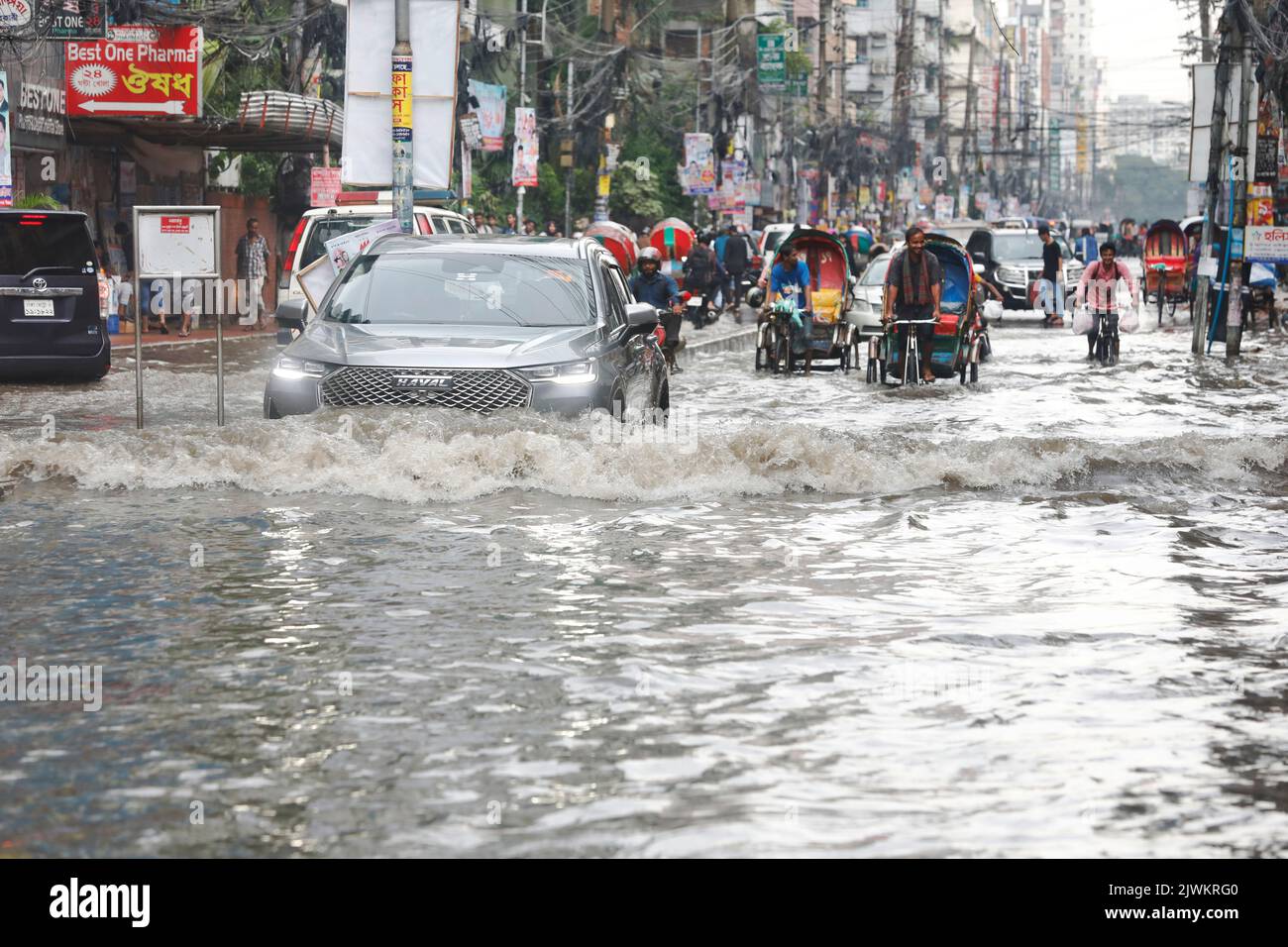 Dhaka, Bangladesh - 06 septembre 2022 : les véhicules tentent de traverser la rue pendant les ...