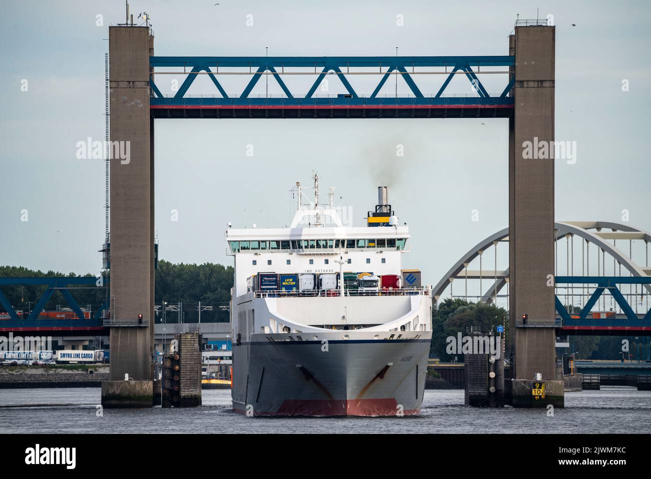 Trafic maritime sur les Maas, hauteur Hoek van Holland, Roro ferry ...