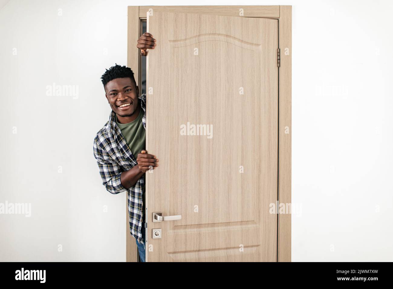 Homme africain porte ouverte et sourire Banque de photographies et d ...