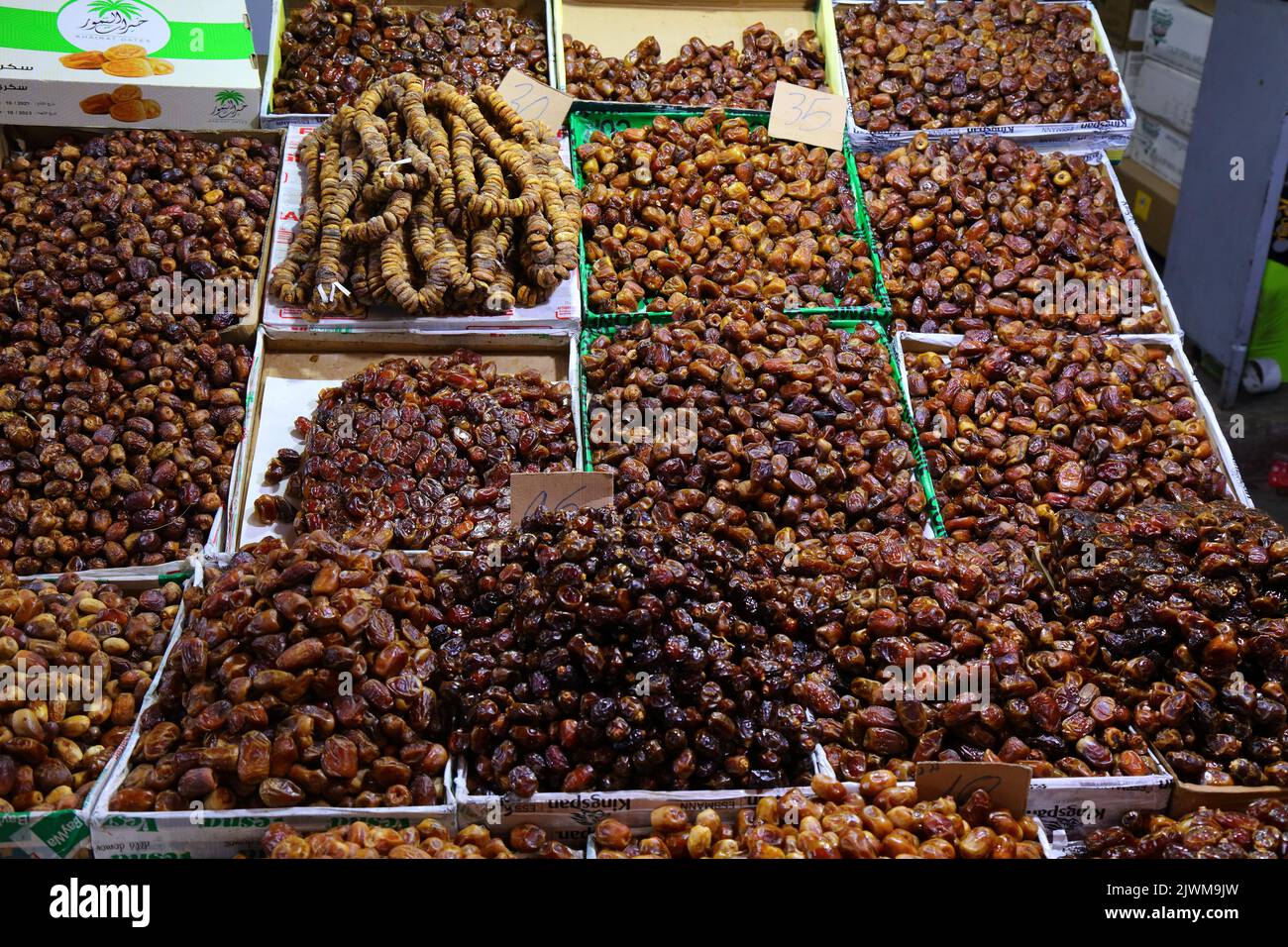 TAROUDANT, MAROC - 16 FÉVRIER 2022 : variétés de dates sur le marché ...