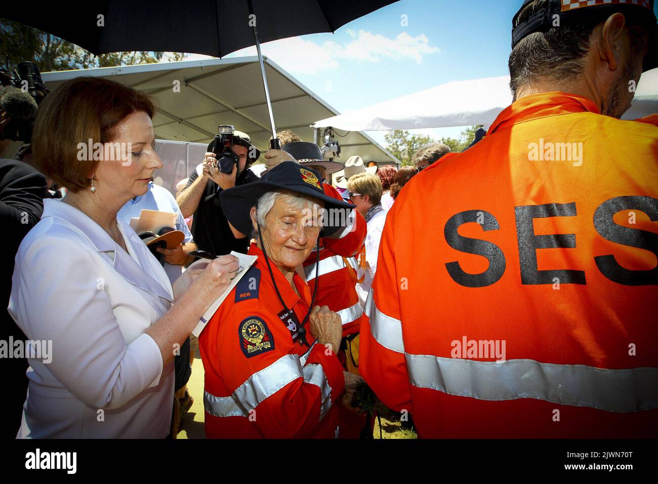 Le Premier ministre Julia Gillard signe un autographe au dos de Shirley ...