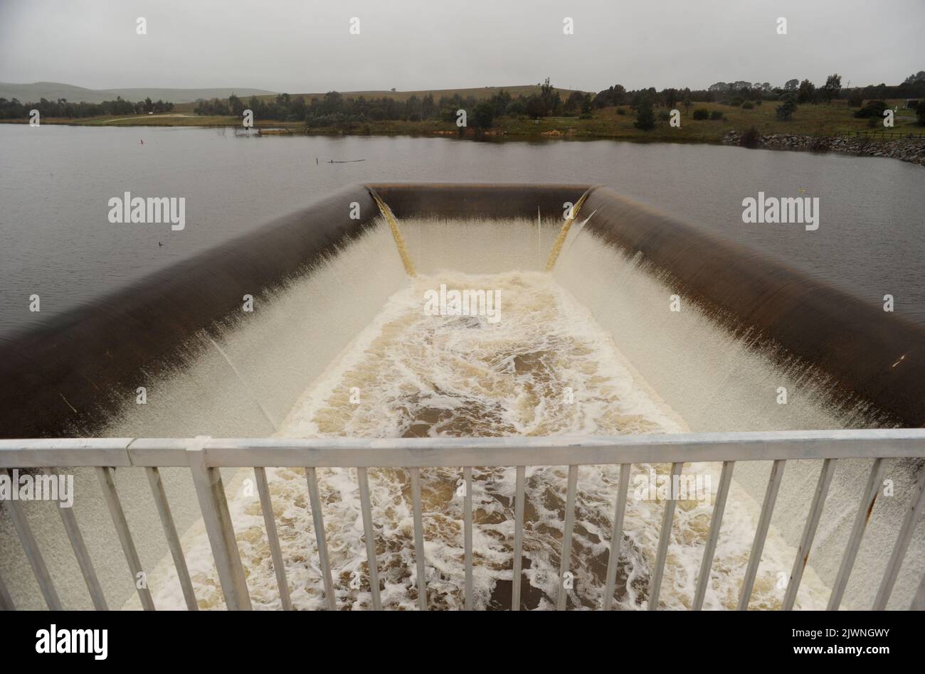 Le barrage de Pejar qui déborde à Goulburn, le vendredi 2 mars 2012 ...