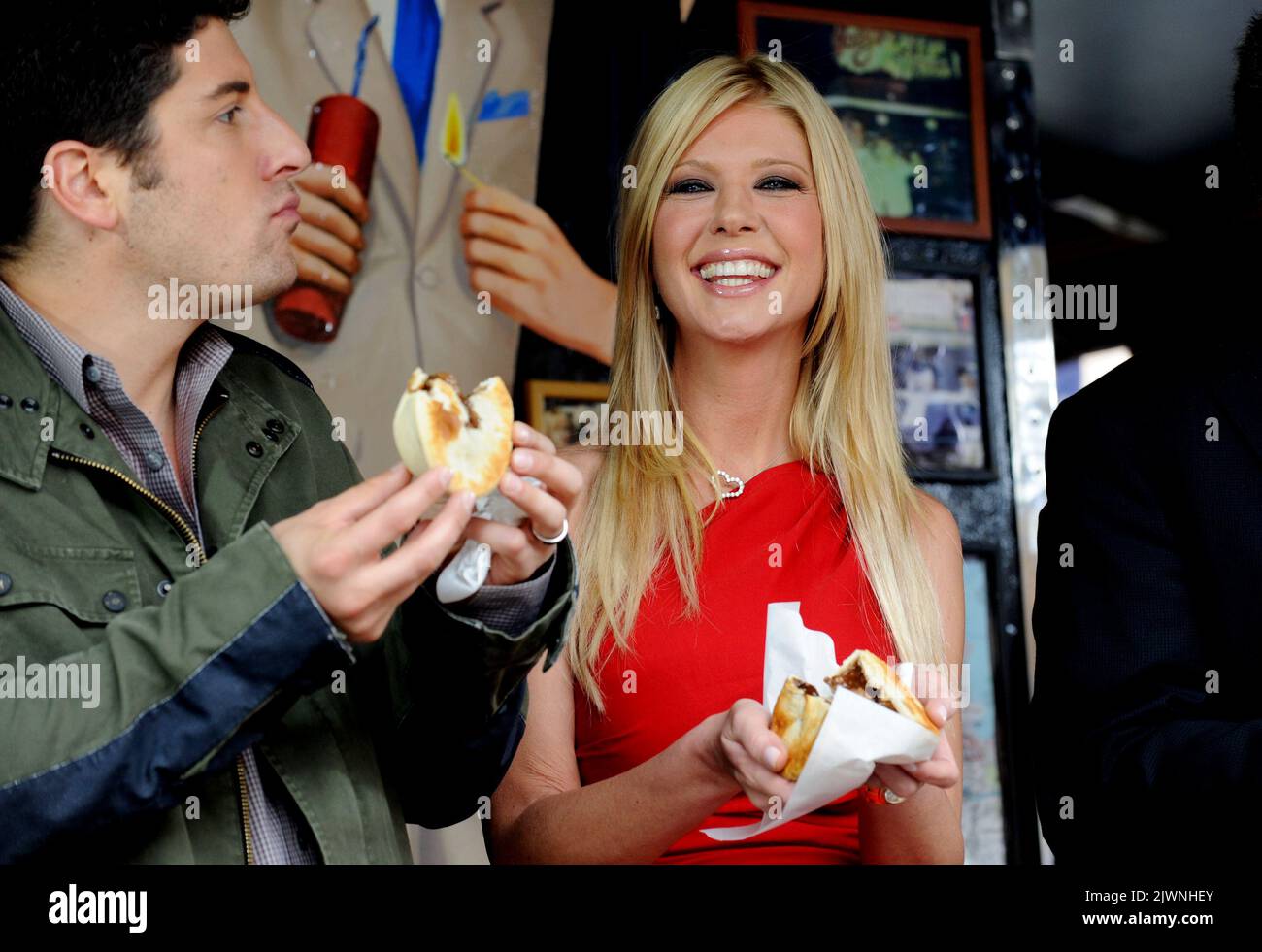 Les acteurs du Pie américain Jason Biggs et Tara Reid posent pour des ...