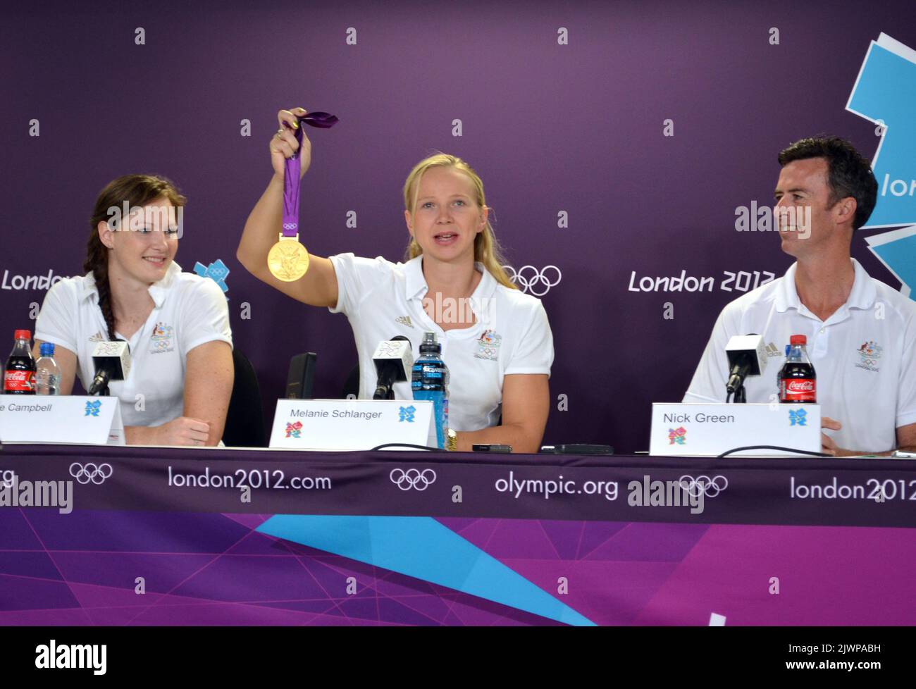 La nageuse australienne Melanie Schlanger affiche fièrement la médaille ...